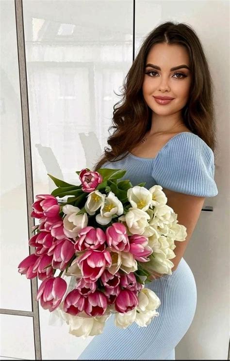 Pin On Девушки с цветами