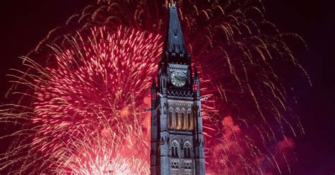 캐나다의 날 기념밤하늘을 밝히는 불꽃놀이