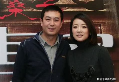 54岁陈小艺晚节不保，婚内出轨、车内激吻，现场曝光小鲜肉竟是他！