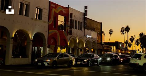 흰색 콘크리트 구조물 옆 도로를 건너는 차량 4대 사진 Unsplash의 무료 신호등 이미지