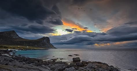 감기 경치 경치가 좋은 고요한 관광 관광객 구름 낀 하늘 노르 드 랜드 노르웨이 노르웨이 자연 다채로운 하늘 드라마틱한 등산로 락 로 포텐 로