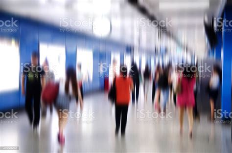 비즈니스 직원관리 눈비녀골풀 시간 걷기 출퇴근 시 컨셉입니다 2015년에 대한 스톡 사진 및 기타 이미지 2015년 거리 걷기 Istock