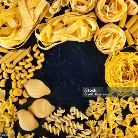 텍스트를위한 장소 검은 색 배경에 위에서 촬영 원형 프레임을 형성 파스타 유형의 다양한 평면 누워 이탈리아어 파스타 사각형 디자인 템플릿 건조 식품에 대한 스톡 사진 및