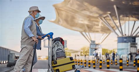 지팡이를 짚은 남자와 길을 건너는 짐을 든 배우자의 측면 모습 사진 Unsplash의 80 89 년 이미지