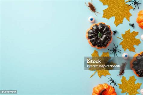 할로윈 유령 장식 개념 호박 골드 반짝이 단풍 나무의 탑 뷰 사진 눈 거미 바퀴벌레와 지네를 빈 공간이있는 고립 된 파스텔 블루 배경에 남겨 둡니다 10월에 대한 스톡 사진