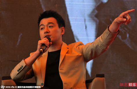 佟大为现身获多人护驾排场大 手机网易网