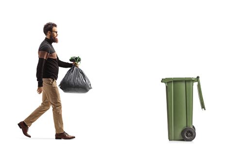 수염을 기른 남자가 비닐 쓰레기통을 향해 걷고 들고 다니는 전체 길이 프로필 샷 나름에 대한 스톡 사진 및 기타 이미지 나름