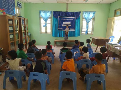 ငါ့သရောက်မြို့ ပြည်သူ့စာကြည့်တိုက် Community Centre ခန်းမတွင် ကလေများအား ကဗျာရွတ်၊ ပုံပြော