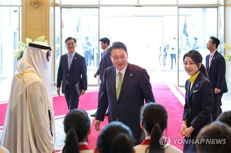 합창단 공연 뒤 격려하는 한·uae 정상 연합뉴스