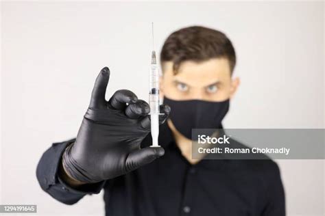 검은 색 의료 장갑과 보호 마스크를 착용한 남자가 손에 주사기를 들고 있습니다 35 39세에 대한 스톡 사진 및 기타 이미지 35 39세 건강관리와 의술 과학