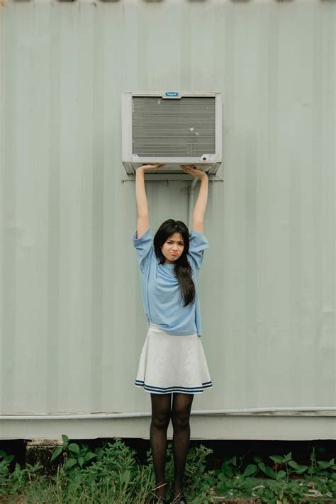 검은 머리 금속 긴 머리 놀이 담청색 도시의 미는 보고 있는 상호 작용 서 있는 소녀 손 수직 쐈어 스타일 스트레이트 헤어 스트레칭 야외에서