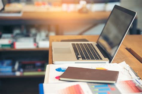 비즈니스 데스크톱 노트북 노트북 펜 및 연례 보고서 요약 보고서 문서 및 작업 공간을 집에서 종이와 컴퓨터 사무실 책상 비즈니스 임원 사무실 테이블 개념입니다 개념에 대한