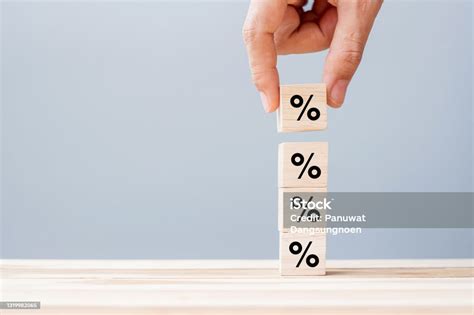 비즈니스 맨 손 백분율 기호 아이콘 나무 큐브 블록을 넣어 금리 금융 순위 및 모기지 금리 개념 이율에 대한 스톡 사진 및 기타 이미지 Istock
