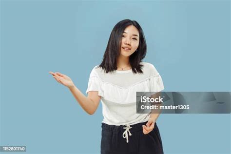 파란색 배경에 한국어 젊은 여자의 절반 길이 초상화 가리키기에 대한 스톡 사진 및 기타 이미지 가리키기 개념 광고