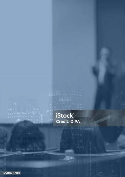 기업 비즈니스 컨퍼런스에서 강연을 하는 연사 프레젠테이션 화면 앞에서 발표자와 함께 홀에서 청중 기업 임원이 비즈니스 및 기업가 세미나 에서 연설을하고 있습니다 경영자에