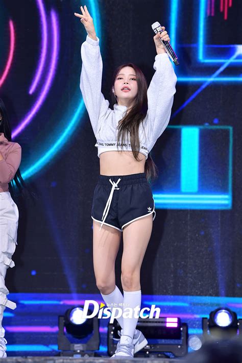 [현장포토] “나왔다 눈웃음”…솔라 블랙홀 스마일 디스패치 뉴스는 팩트다