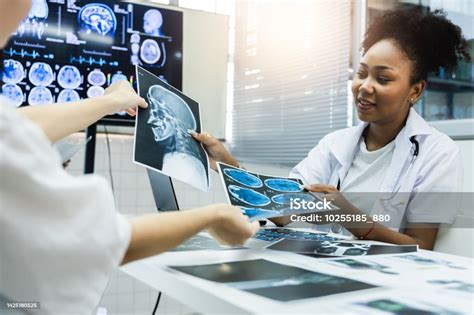 여성 의사 팀은 스캔 결과 종이를 확인하고 실험실에서 모니터를보고 동료 및 환자에게 도움이되는 의료 지식과 경험을 계획하고 공유합니다 25 29세에 대한 스톡 사진 및 기타