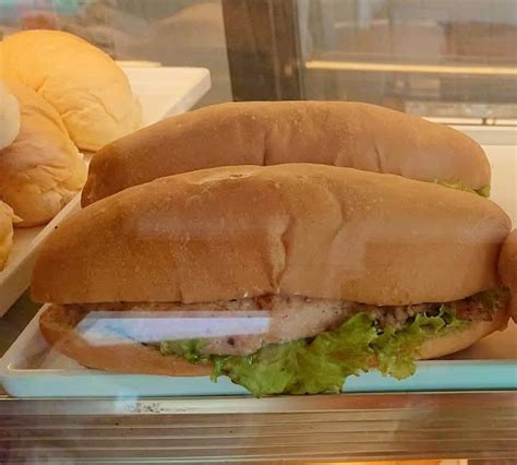 බඩජාරි සංසදය ™ Sri Lankan Food Lovers ® 🤤😋 ශෝ කේස් එකේ පේන පැත්තට ලොකු චිකන් ෆිලේ එකක් තියල