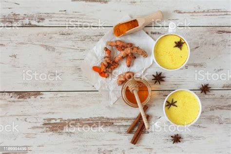 계피와 다른 향기로운 향신료 최고 보기와 황금 심 황 우유 건강하고 향기로운 해독 음료 한방 의학 항 염증 치료 가루로 빻은에 대한 스톡 사진 및 기타 이미지 Istock