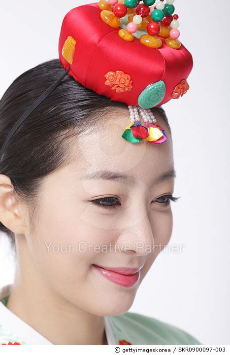 Skr0900097 003 게티이미지코리아 한복을 입은 한국인 여자 Rights Managed 이미지