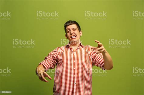 아름 다운 남성 길이 초상화 그린 스튜디오 Backgroud에 고립 놀란된 감정 젊은이 개념에 대한 스톡 사진 및 기타 이미지 개념 공격성 남성 Istock