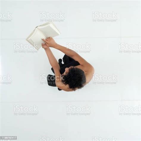 2029세 성인 의 아름다운 곱슬머리 흑발 아프리카 민족 아프리카계 민족 젊은 여성 대학생 서 있는 원피스의 1인 전체 길이 조감도 20 24세에 대한 스톡 사진 및 기타