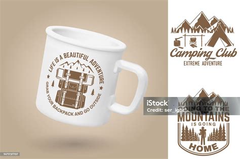 흰색 캠핑 컵 샘플 디자인이 있는 현실적인 머그 모형 템플릿입니다 벡터 3d 그림입니다 인생은 아름다운 모험입니다 여름 캠프 산