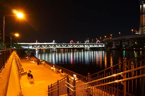 저녁에는 스미다 강 제방이 휴식 산책 관광을 하기에 좋은 장소입니다 0명에 대한 스톡 사진 및 기타 이미지 0명 강 공원 Istock