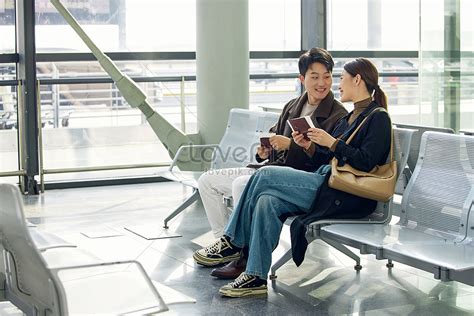 터미널에서 여행하는 젊은 부부 사진 무료 다운로드 Lovepik