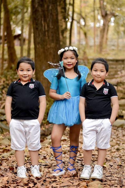 有关兄弟姐妹 兒童 双手插在口袋里 垂直拍摄 女孩 孩子 孿生子 服裝 男孩的免费素材图片