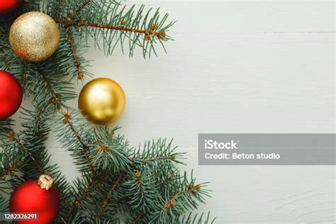 Xmas 새해 2020 휴일 축하 패턴 구성 은 흰색 나무 배경에 빨간 공 전나무 가지로 만든 개념 크리스마스 시간 겨울 플랫 레이 상단 뷰 복사 공간 0명에 대한 스톡