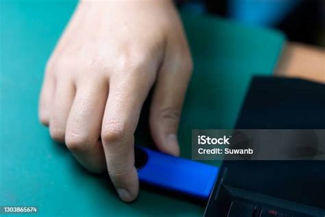 데이터를 복사하거나 전송하기 위해 데스크톱에서 플래시 드라이브를 랩톱 컴퓨터에 연결하는 여성의 손입니다 Usb 메모리에 대한 스톡 사진 및 기타 이미지 Istock