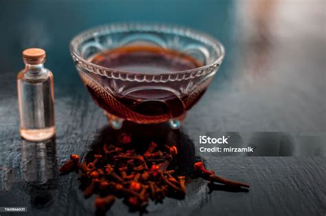 정향 오일과 일부 코코넛 오일과 함께 유리 그릇에 나무 표면에 여드름과 여드름에 대한 예방을위한 얼굴 마스크 가꿔주기에 대한 스톡 사진 및 기타 이미지 Istock