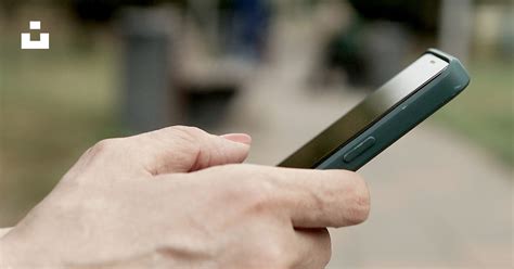 손에 휴대전화를 들고 있는 사람 사진 Unsplash의 무료 전화 이미지