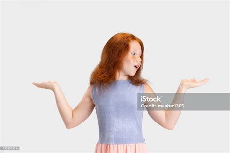 흰색 스튜디오 배경에 고립 포즈 캐주얼 의상에 아름다운 귀여운 작은 빨간 머리 소녀 행복한 어린 시절 개념 화창한 아이 10 11세에 대한 스톡 사진 및 기타 이미지