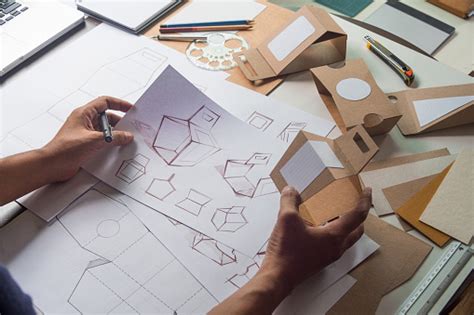 디자이너 스케치 드로잉 디자인 브라운 공예 판지 종이 제품 에코 포장 모형 상자 개발 템플릿 패키지 브랜딩 라벨 디자이너 스튜디오 개념 개념에 대한 스톡 사진 및 기타