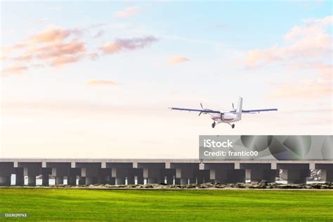 바다에 지어진 짧은 활주로에서 가벼운 복엽비행기 프로펠러 비행기가 이륙합니다 리조트에서 관광 여행 및 민간 항공의 개념 비행기에 대한 스톡 사진 및 기타 이미지 Istock