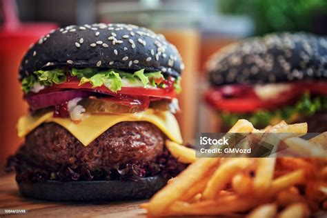 블랙 버거 빵 쇠고기 패티 치즈 토마토와 상 추 건강에 좋지 않은 음식에 대한 스톡 사진 및 기타 이미지 건강에 좋지 않은