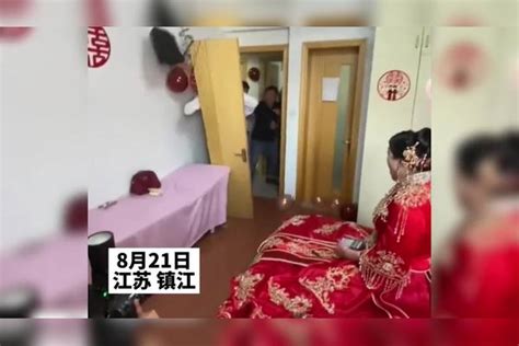 新郎接亲破门而入，新娘大喊门坏了新郎新娘
