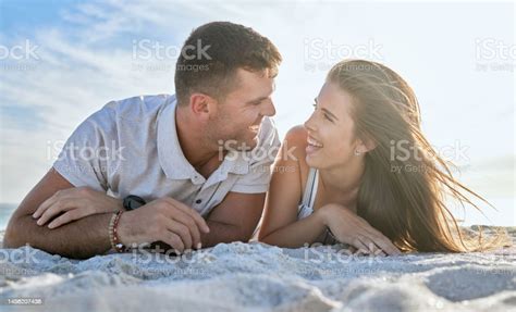 사랑 바다 해변에 누워 있는 커플 남자와 여자는 여름 아침 데이트에서 휴식을 취합니다 여행 바다 모래 위의 행복한 커플 호주의 호화로운 휴가에서 자연과 로맨스에서 함께
