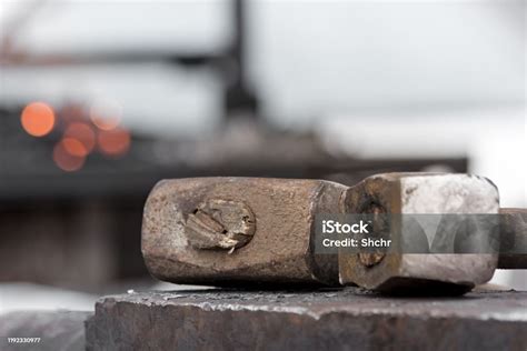 오래된 녹슨 망치는 배경에 화로 단조의 불꽃과 모루에 놓여있다 0명에 대한 스톡 사진 및 기타 이미지 0명 강철 거친 Istock