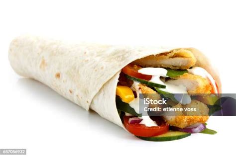 흰 소스를 곁들인 으스러진 프라이드 치킨과 샐러드 토르티야 랩 0명에 대한 스톡 사진 및 기타 이미지 0명 건강한 생활방식 건강한 식생활 Istock