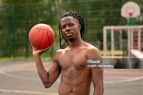 농구 코트에 서 있는 젊은 셔츠없는 아프리카 근육 운동 선수 Championship에 대한 스톡 사진 및 기타 이미지 Championship 경기 스포츠 경쟁