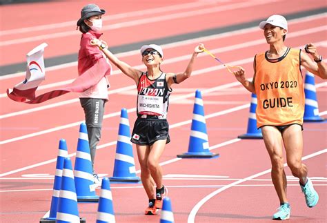 道下美里がパラ女子マラソンで悲願の金 仲間の「絆」に導かれ笑顔のゴール 陸上競技 東京2020パラリンピック写真ニュース 日刊スポーツ