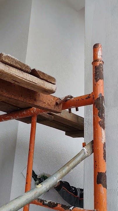 Как пластиковой тёркой затирается Камешковая Декоративная Штукатурка Ceresit Ct60 нанесённая на