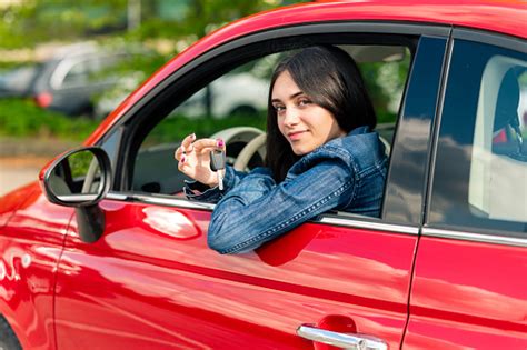 빨간 차의 운전석에서 자동차 열쇠를 보여주는 젊은 여자 학생에 대한 스톡 사진 및 기타 이미지 학생 운전하기 차 Istock