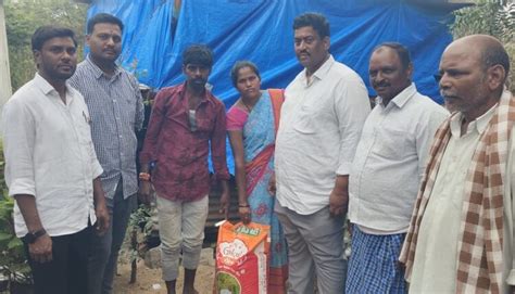 బాధిత కుటుంబాలకు నిత్యావసర సరుకుల పంపిణీ Batukammanews Distribution