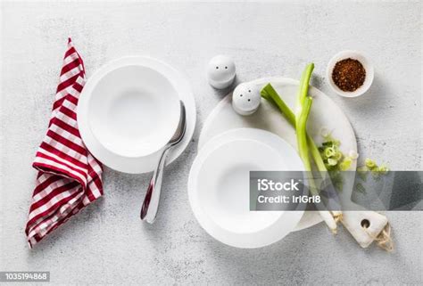 테이블에 Tempty 흰색 접시에 빈 접시 수프와 녹색 양파에 대 한 봉사 건강 한 Kitchenable 수프 및 녹색 양파에 대 한 봉사 건강 한 부엌 0명에 대한 스톡