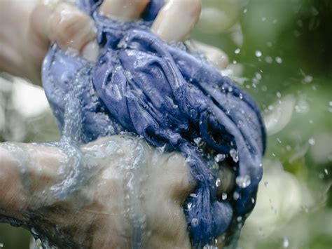 Навіщо одяг потрібно прати в газованій воді