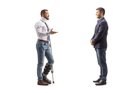 보행 보조기와 자궁 경부 칼라를 착용 한 부상당한 남자가 친구와 이야기하는 전체 길이의 프로필 샷 25 29세에 대한 스톡 사진 및 기타 이미지 Istock